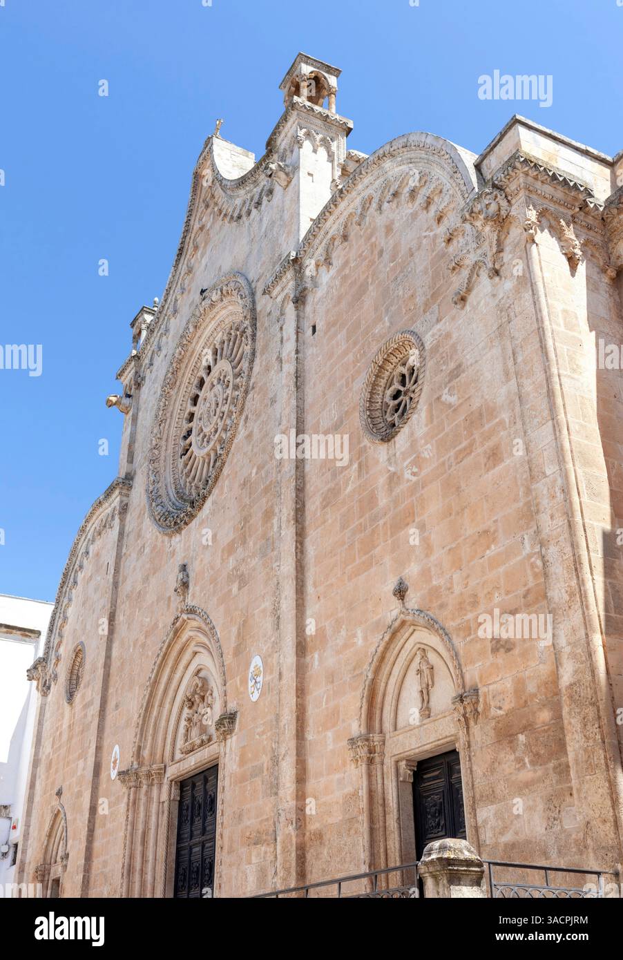 Romanesque rose window hi-res stock photography and images - Alamy