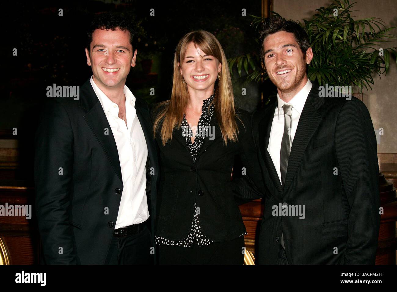 Dave annable and emily vancamp hi-res stock photography and images - Alamy