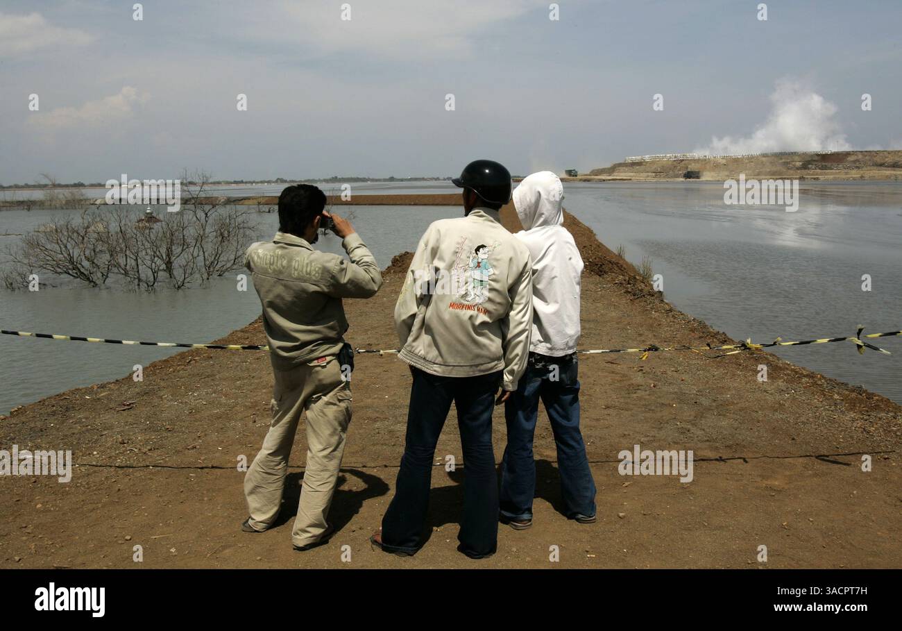 Nov 12, 2007 - Porong, Indonesia - Tourists look at the "mud volcano ...