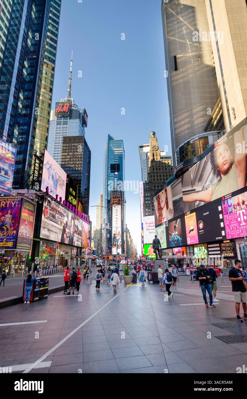 Times square in the center of upper manhattan hi-res stock photography ...