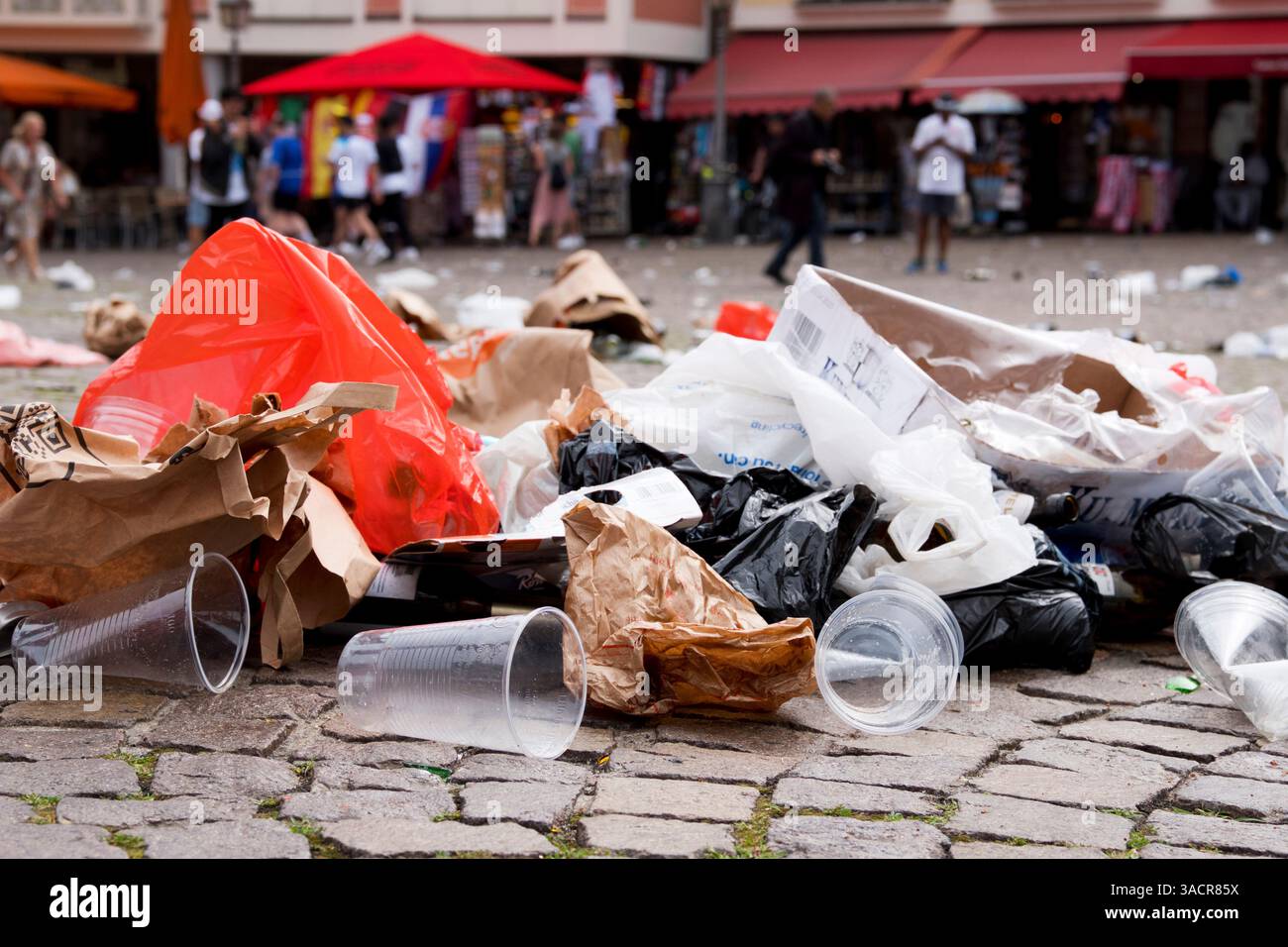 Litter in a public place (no mr Stock Photo - Alamy