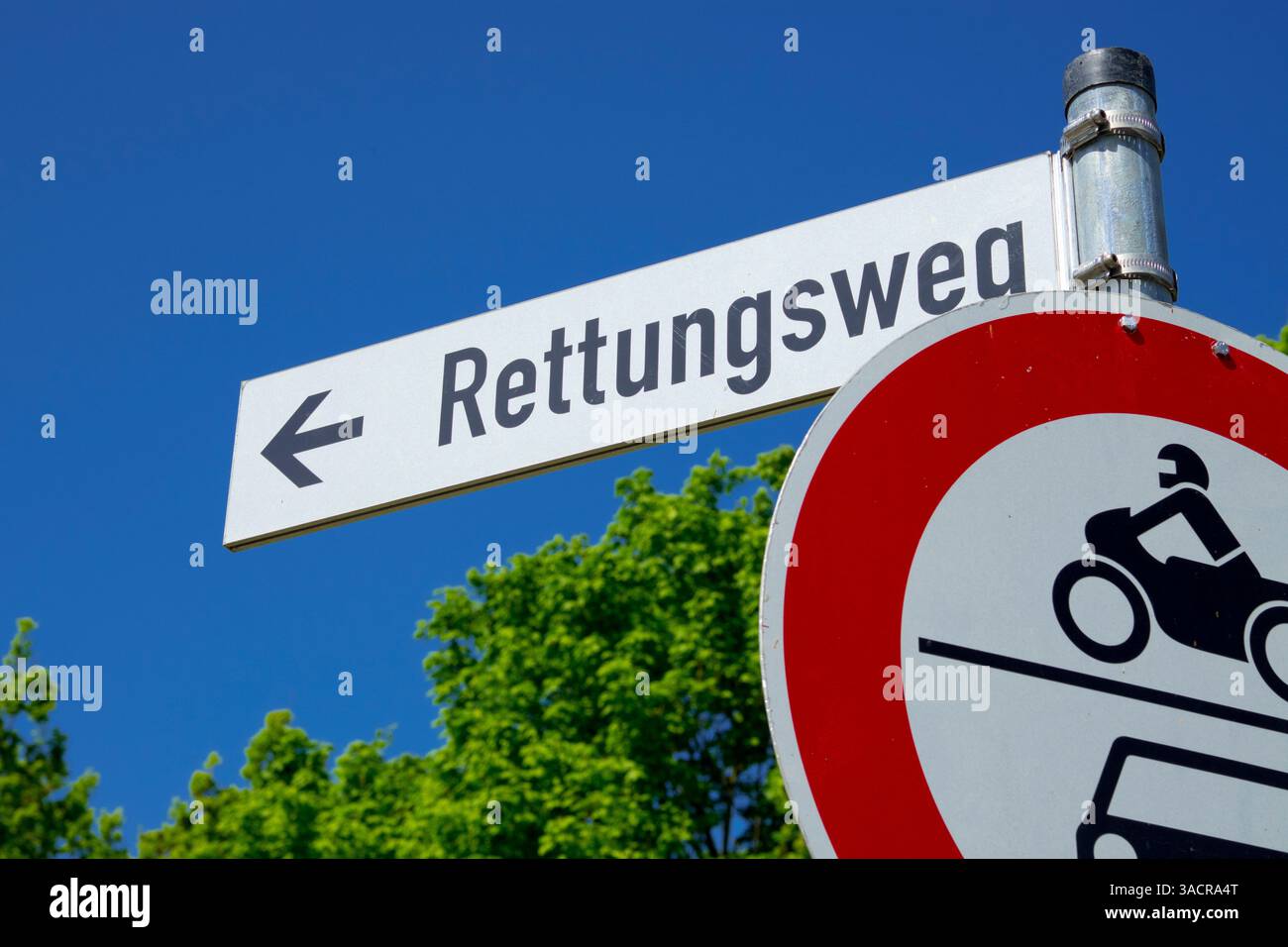 Escape route sign Stock Photo - Alamy