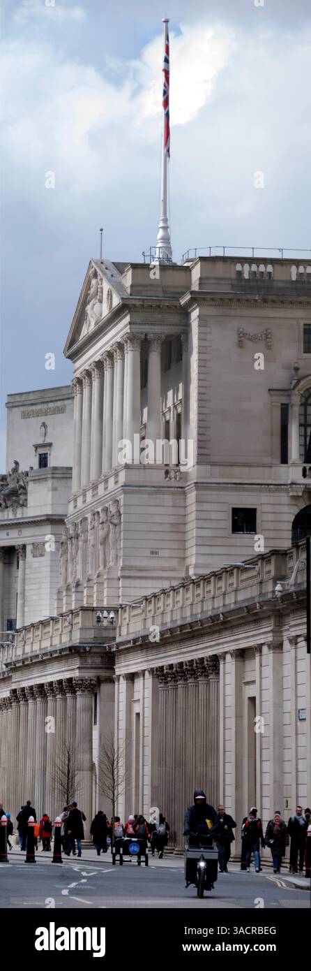 Bank of England, pedestrian precinct Threadneedle Street London UK ...