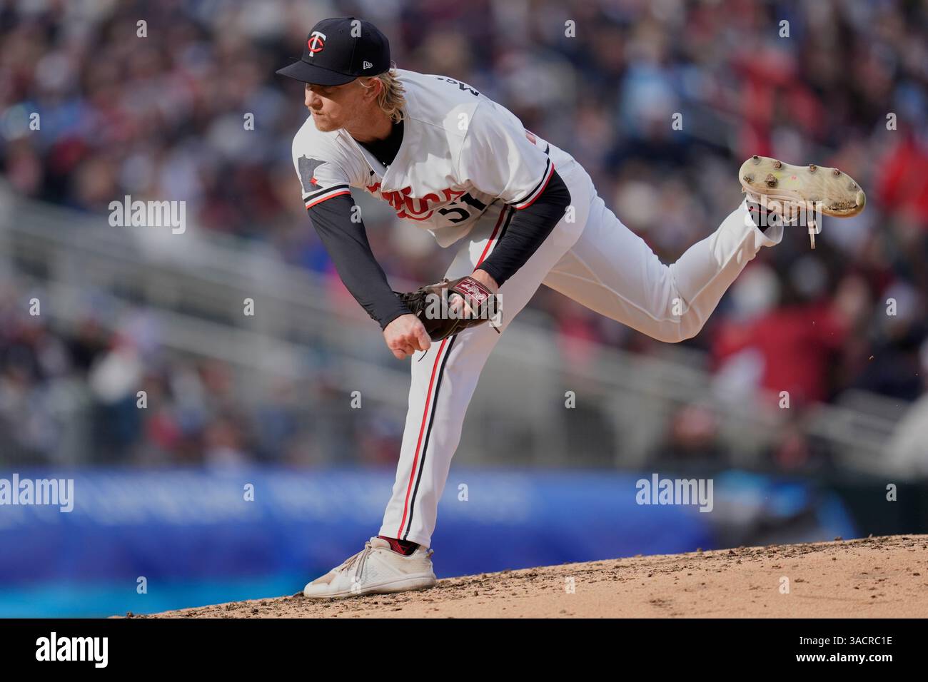 Minnesota Twins relief pitcher Darren McCaughan (51) delivers during ...