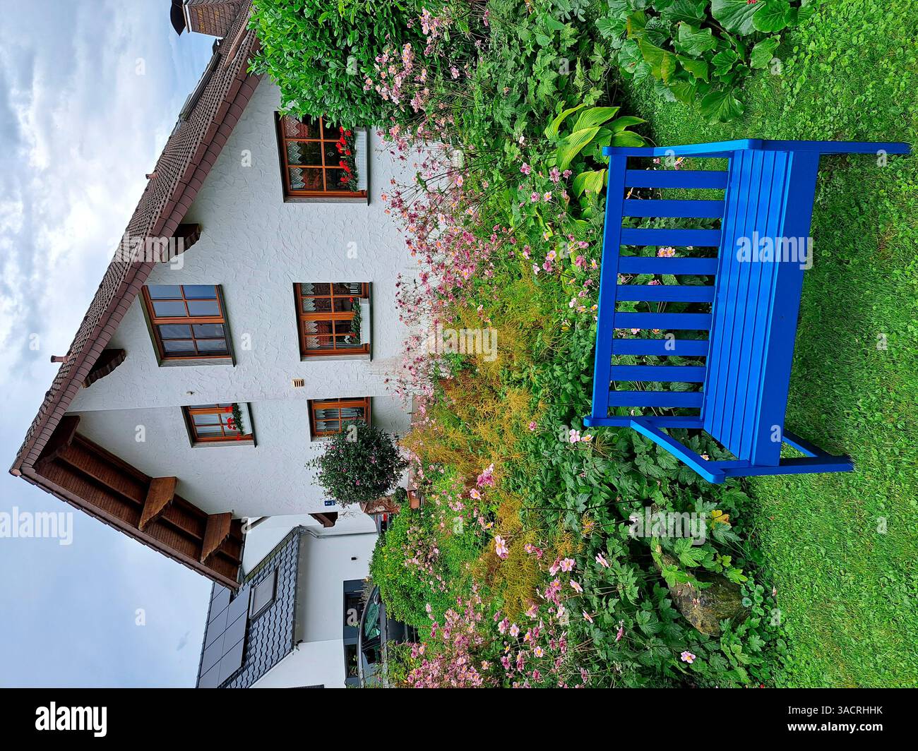 Detached country cottage hi-res stock photography and images - Alamy