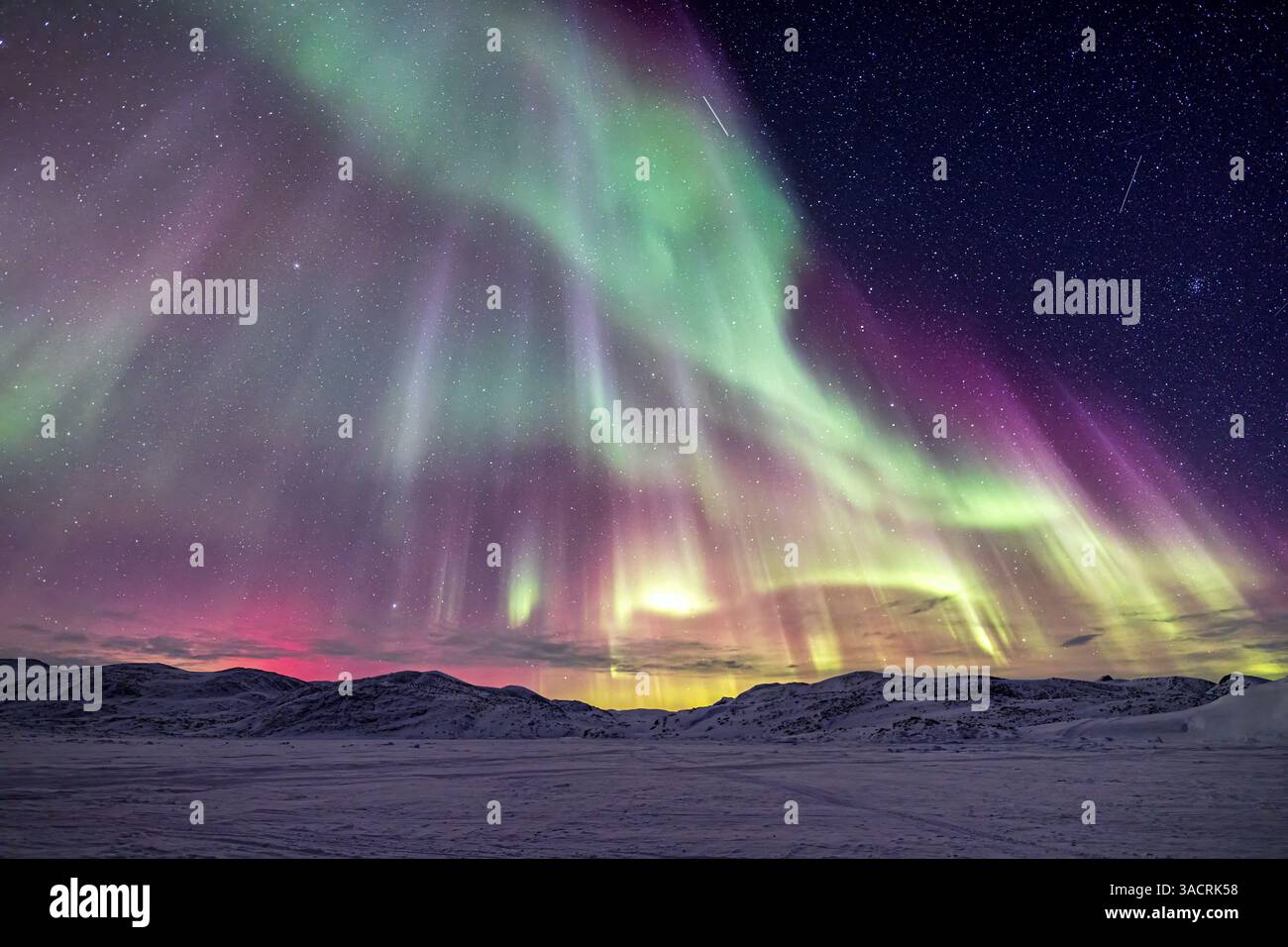 Aurora Borealis, Northern Lights, over snow and mountains of Baffin ...