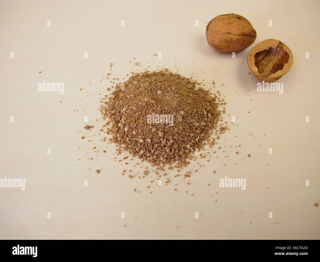 Ground walnut shells hi-res stock photography and images - Alamy