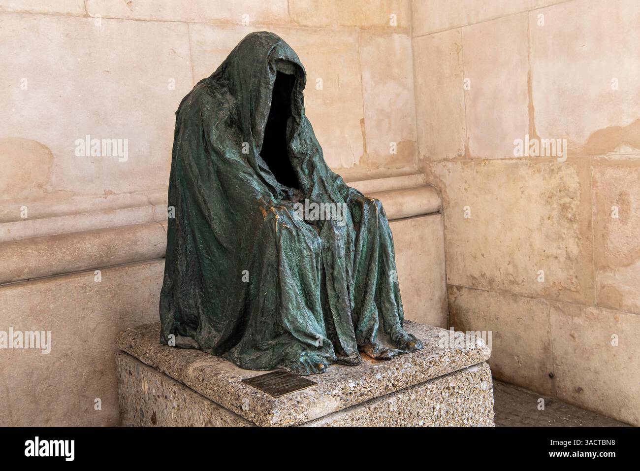 Expressive seated bronze sculpture Stock Photo - Alamy