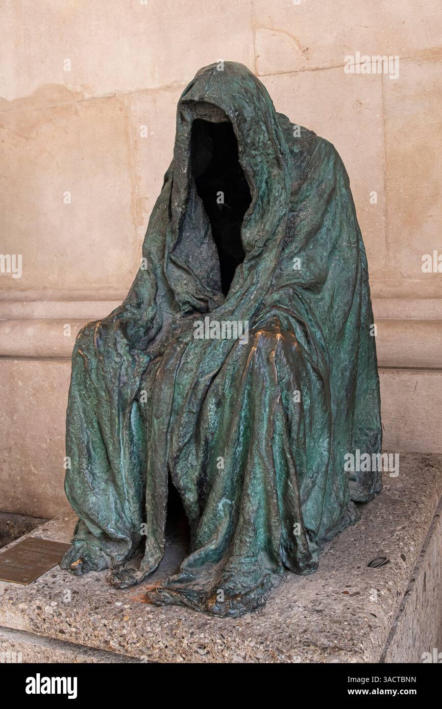 Expressive seated bronze sculpture Stock Photo - Alamy