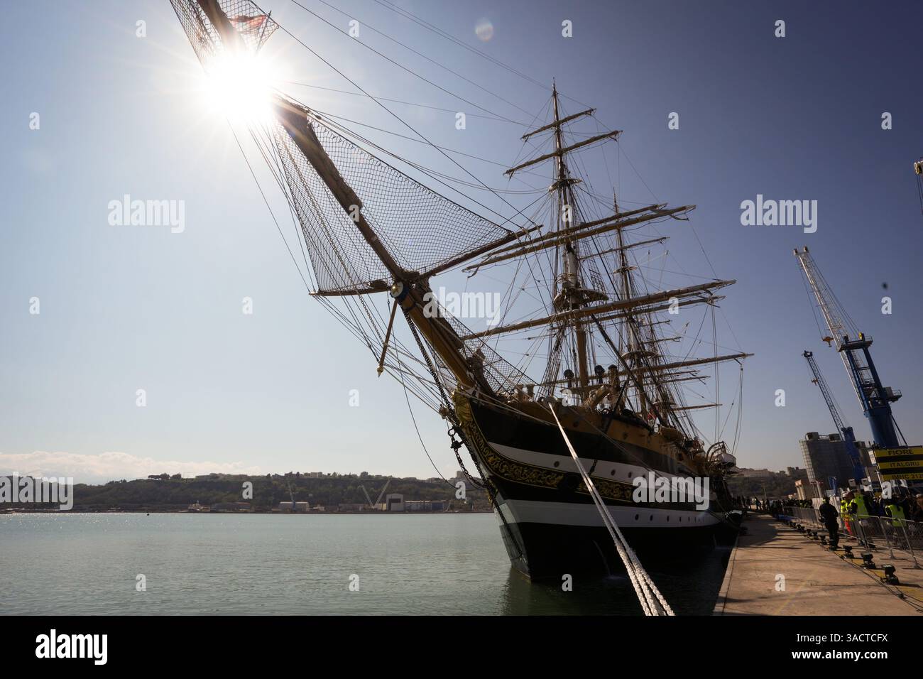Ortona, Italia. 04th Apr, 2025. The ship Amerigo Vespucci during the Il ...