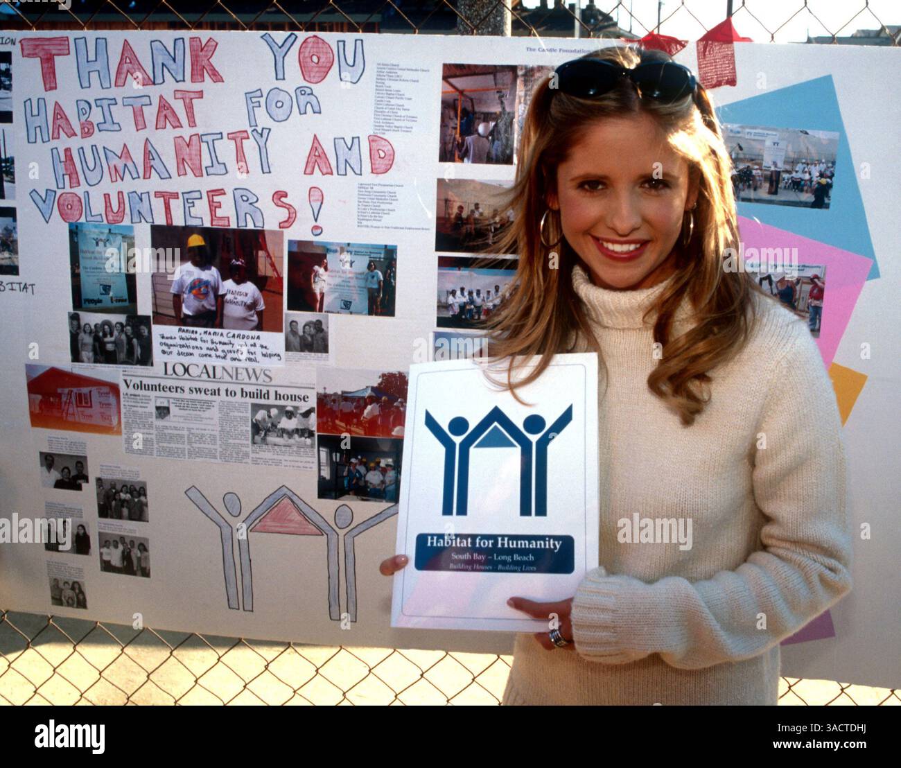 Nov 12, 2000; Los Angeles, CA, USA; Actor SARAH MICHELLE GELLAR helps ...