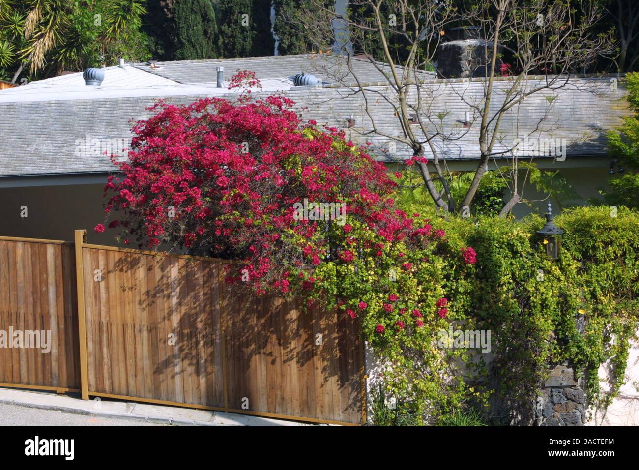 May 01, 2001; Los Angeles, CA, USA; Actor MATTHEW PERRY's former home ...