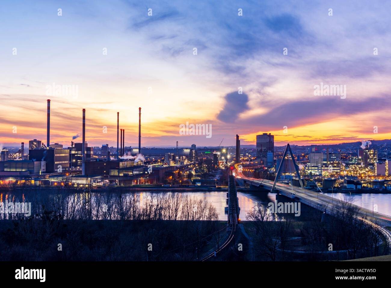 Linz, river Donau (Danube), railway bridge, road bridge Steyregger ...