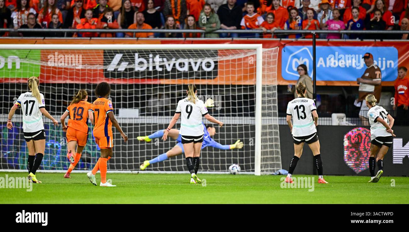 Almelo, Nederland. 04th Apr, 2025. ALMELO, 04-04-2025, Asito Stadion ...