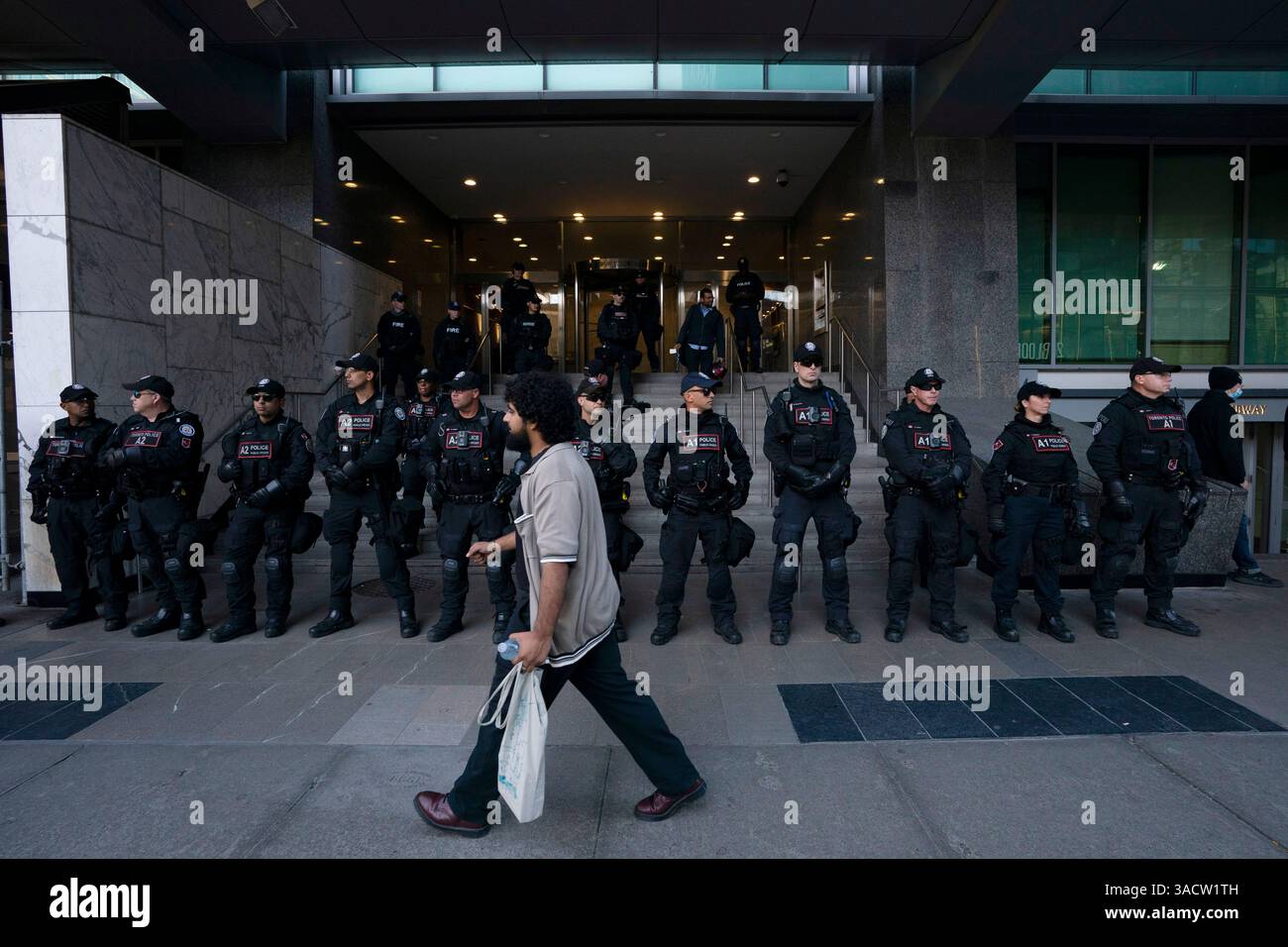 Toronto, Canada. 05th Oct, 2024. Toronto Police Public Order Unit ...