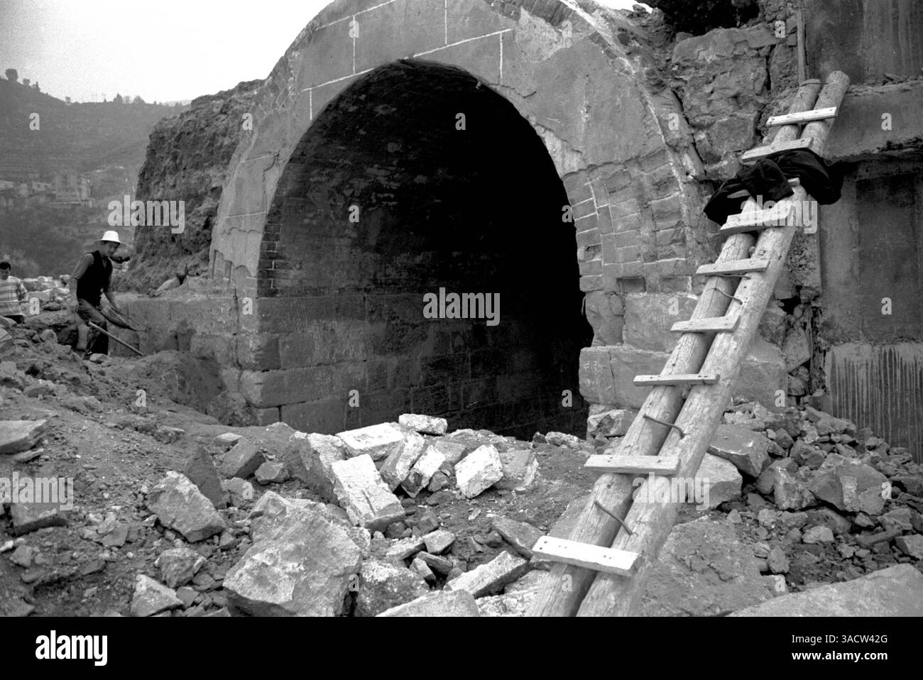 Relocation village three gorges dam hi-res stock photography and images ...