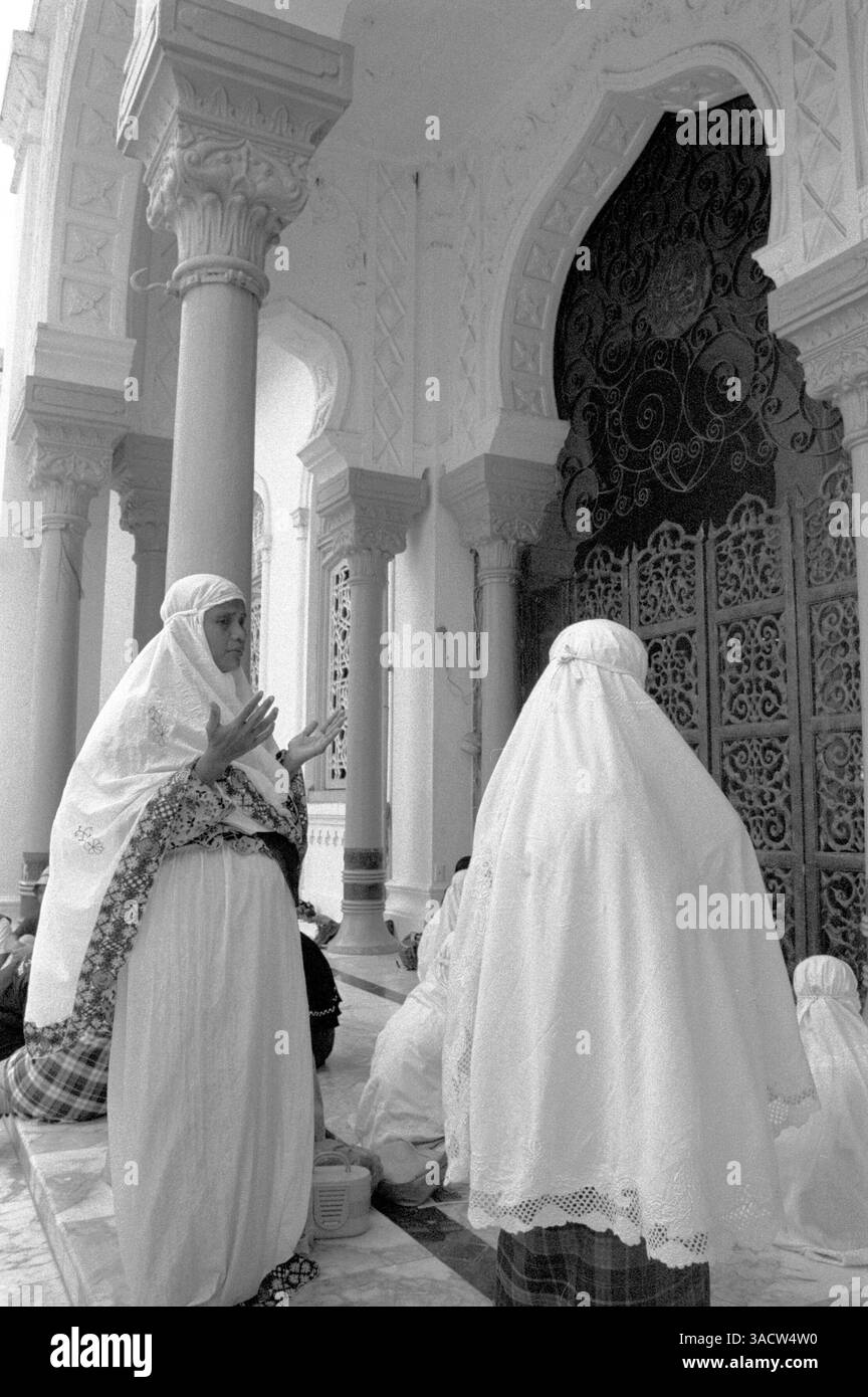 Jan 30, 2005; Banda Aceh, INDONESIA; Muslim woman saying prayers ...