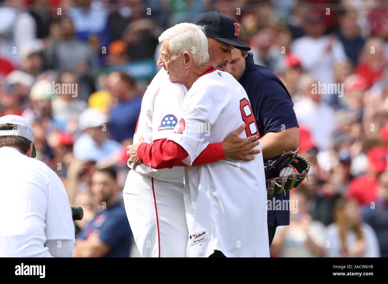 Former Boston Red Sox outfielder Carl Yastrzemski (8) hugs Boston Red ...