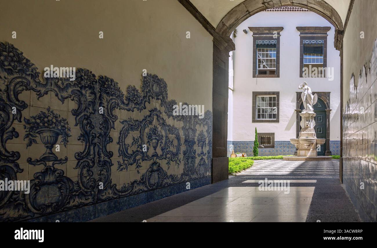 Statue of leda with zeus hi-res stock photography and images - Alamy