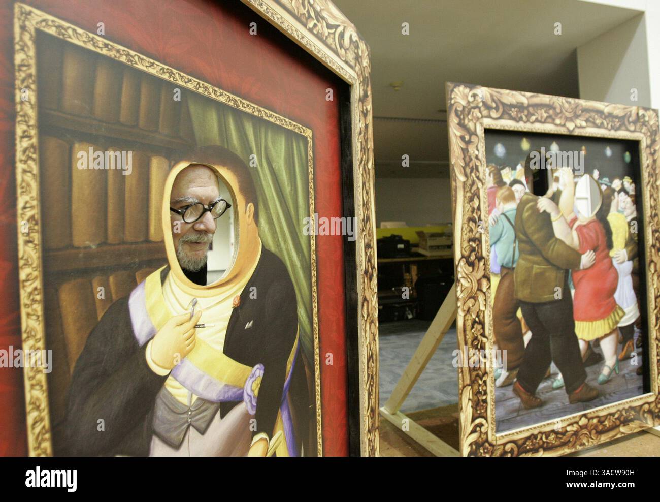 May 23, 2007 - San Antonio, TX, USA - FERNANDO BOTERO sticks his head ...