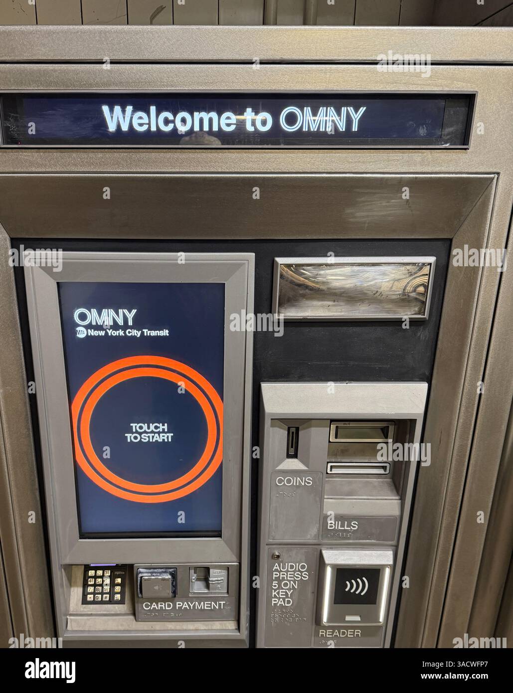 Omny mta contactless fare hi-res stock photography and images - Alamy
