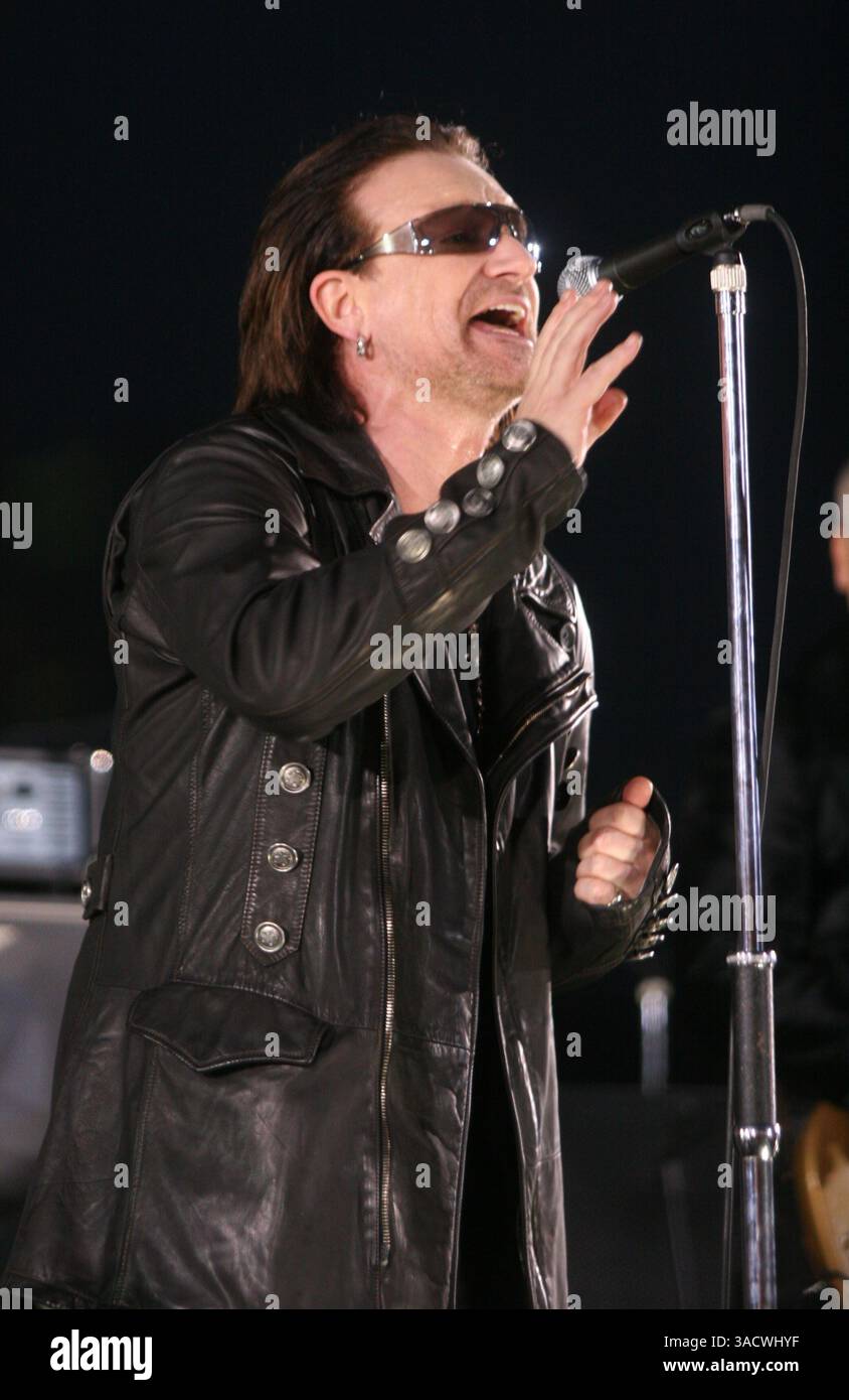 Nov 22, 2004; New York, NY, USA; Irish rockers U2 treated their fans in ...