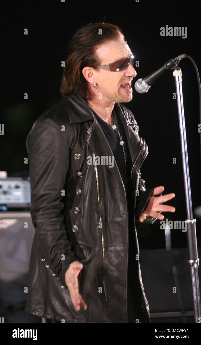 Nov 22, 2004; New York, NY, USA; Irish rockers U2 treated their fans in ...