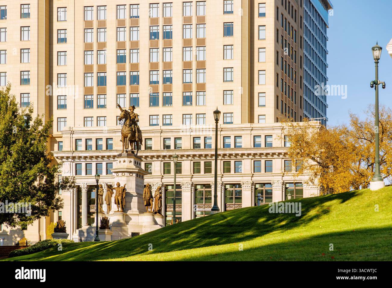 General Assembly Building and Virginia Washington Monument in Richmond ...
