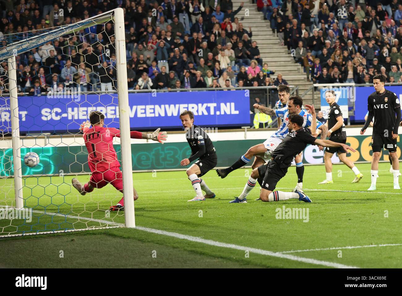HEERENVEEN, NETHERLANDS - APRIL 4: Sam Kersten of SC Heerenveen scores ...