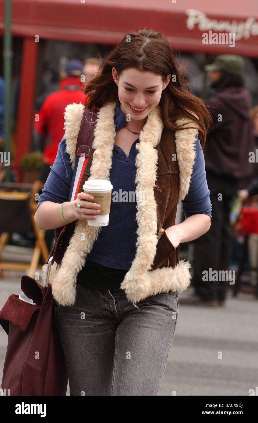 Anne hathaway hi hi-res stock photography and images - Alamy