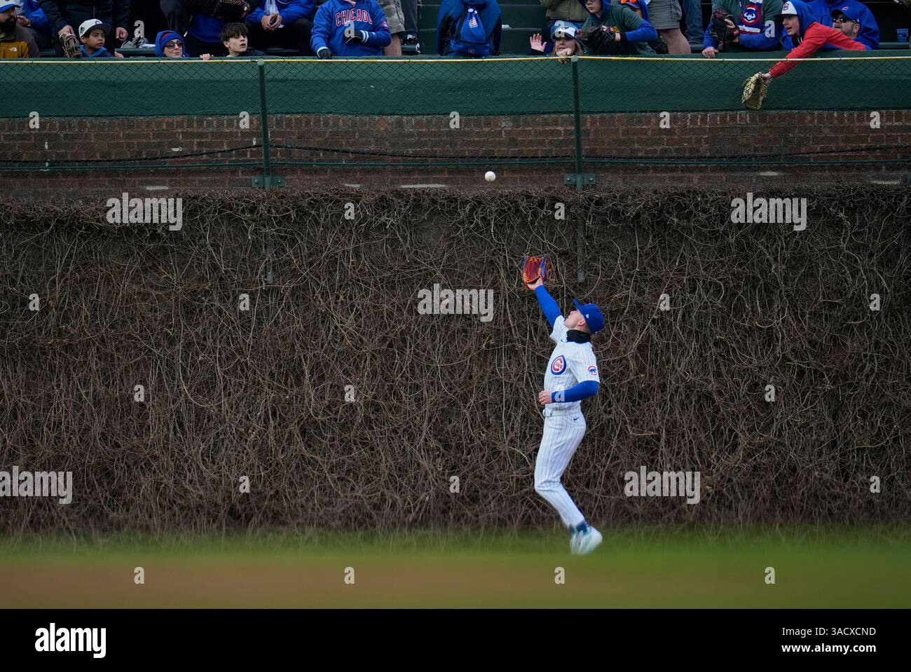 Chicago Cubs center fielder Pete Crow-Armstrong (4) catches a fly out ...