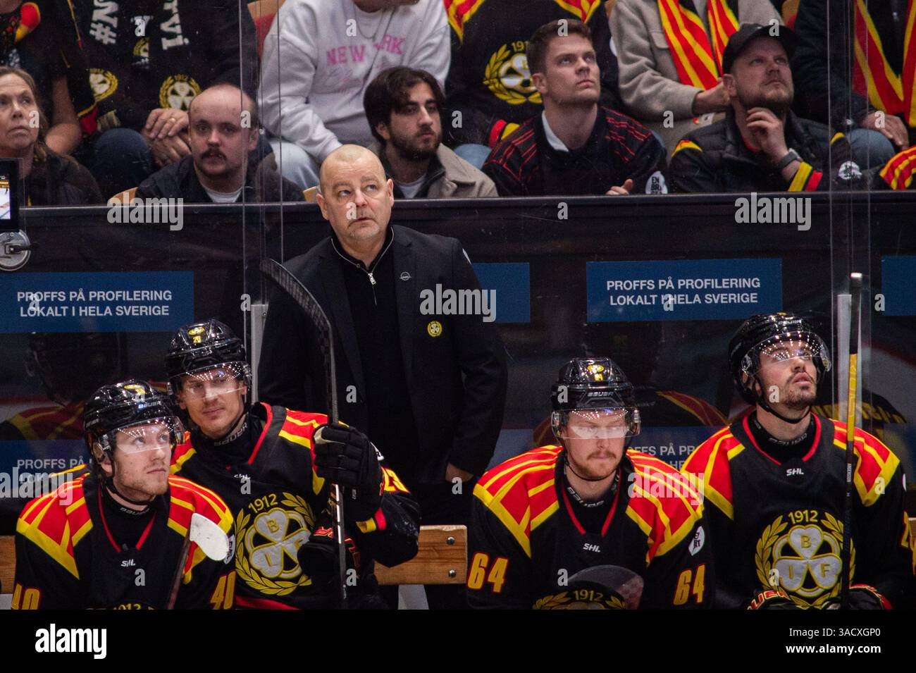 250404 Brynäs tränare Niklas Gällstedt under semifinal ett i SHL mellan Brynäs och Skellefteå ...