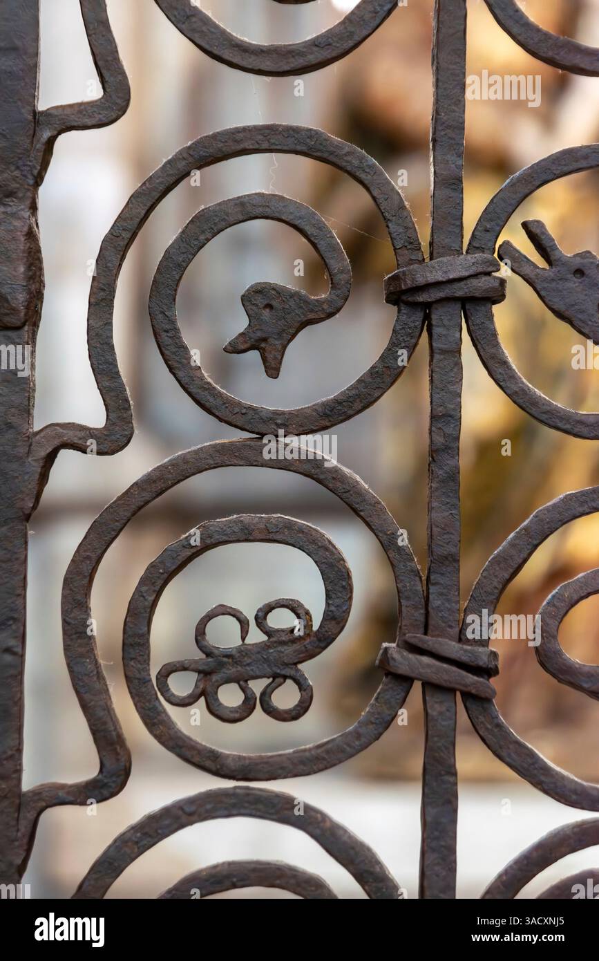 Iron gate detail close hi-res stock photography and images - Alamy