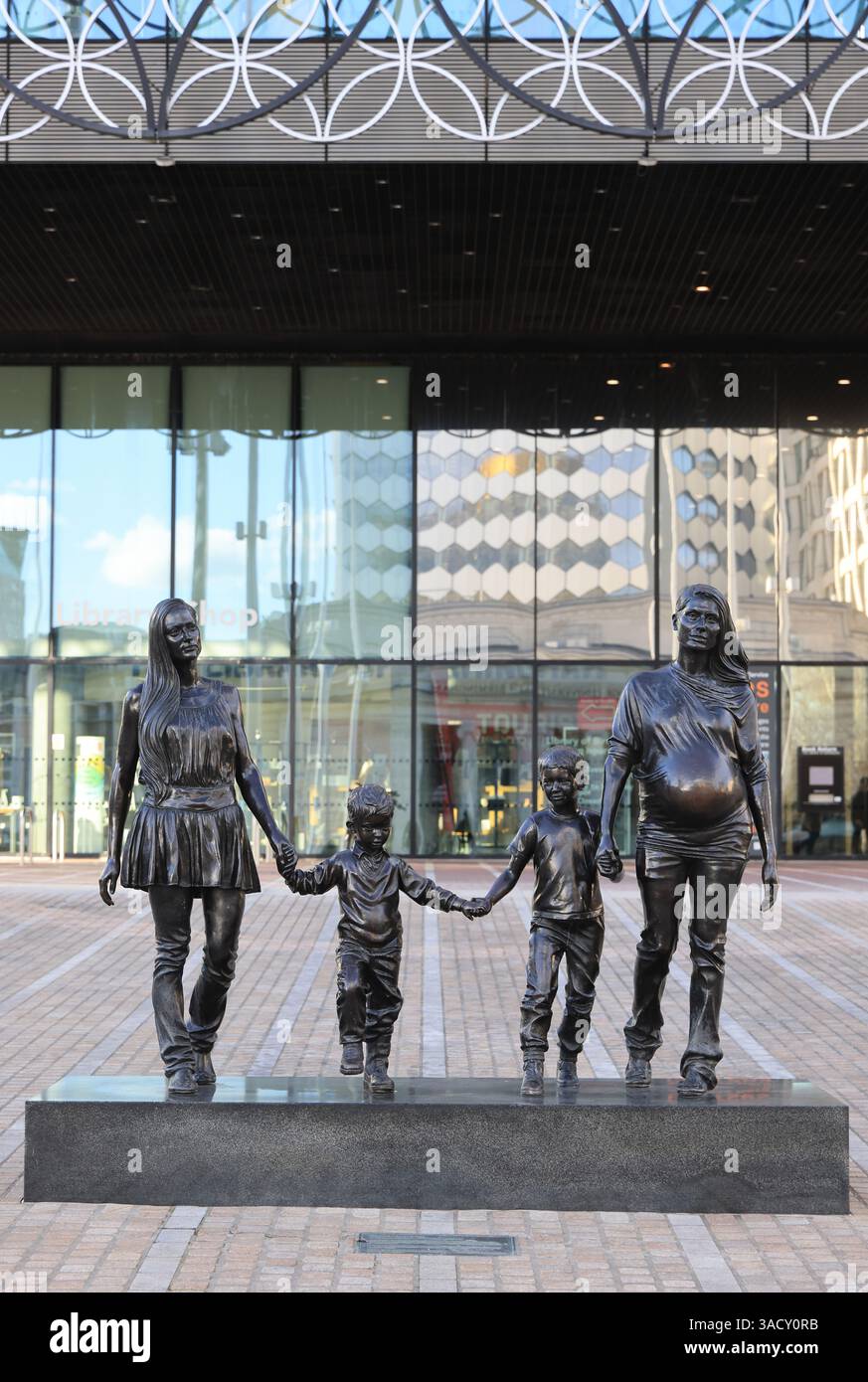 Gillian Waring's A Real Birmingham Family 2014, the Jones family, 2 ...