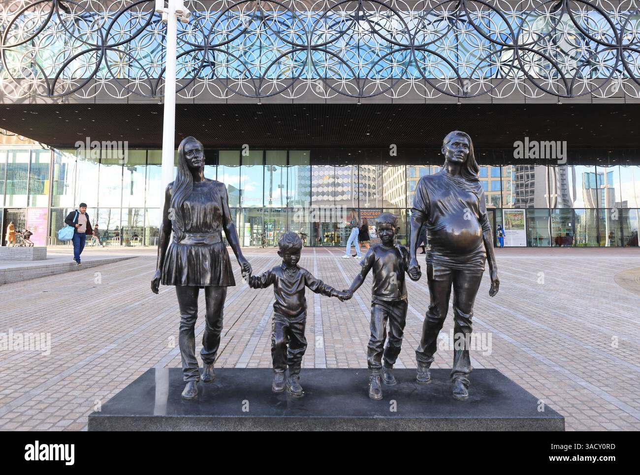 Gillian Waring's A Real Birmingham Family 2014, the Jones family, 2 ...