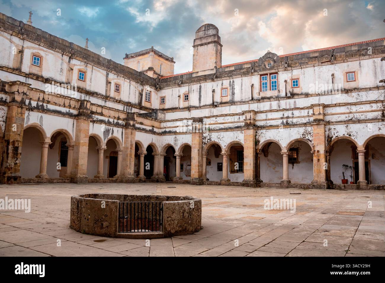 Tomar portugal medieval claustro hi-res stock photography and images - Alamy