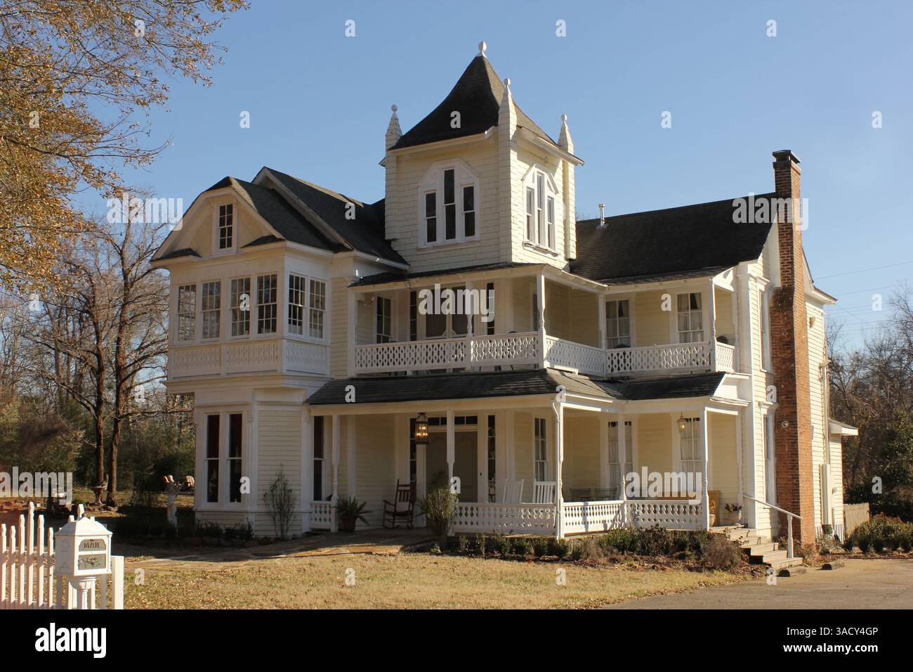 Historic Victorian Mansion in Rural East Texas Stock Photo - Alamy