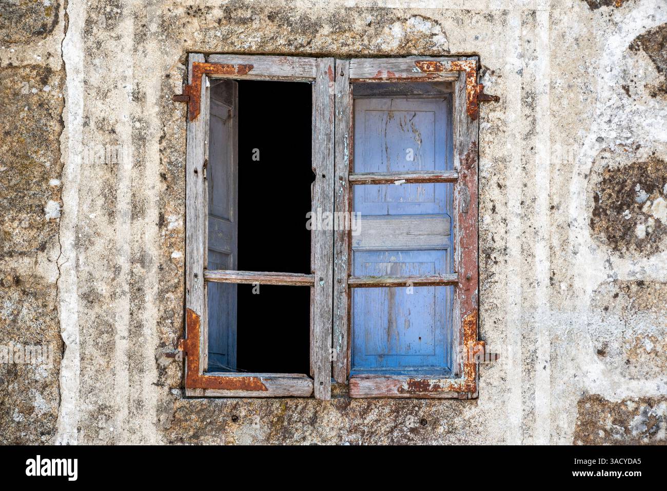 Blue window frames hi-res stock photography and images - Alamy
