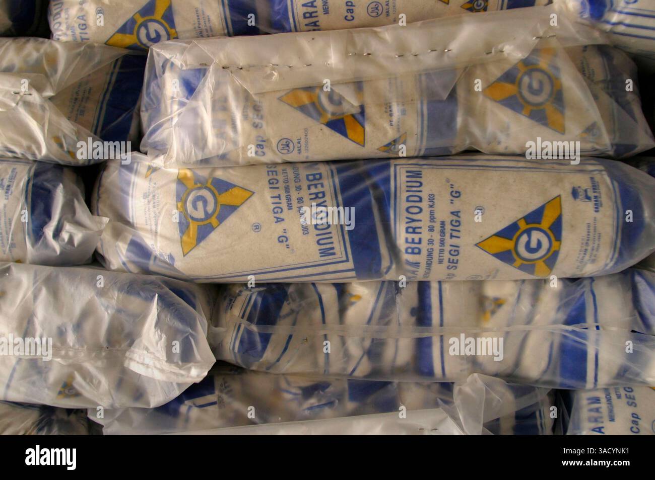 Dec 05, 2003; Makasar, South Sulawesi, INDONESIA; Loading palates of ...