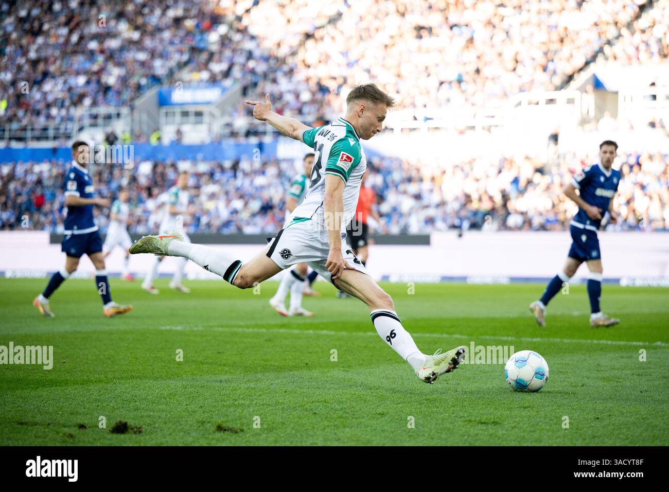 Jannik Dehm (Hannover 96, #20) am Ball, GER, Karlsruher SC (KSC) vs ...