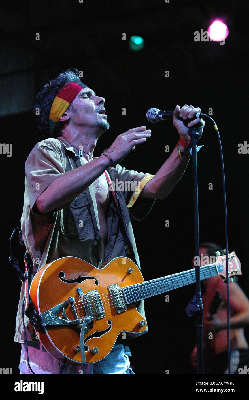 Jun 27, 2007 - Brooklyn, New York, USA - Musician MANU CHAO performs at ...