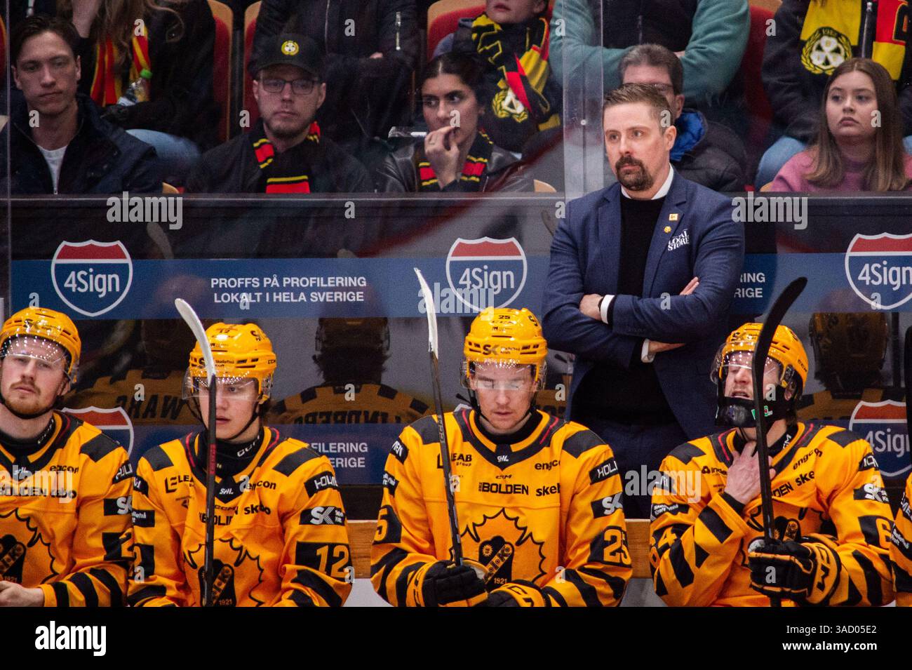 250404 Skellefteås tränare Pierre Johnsson under semifinal ett i SHL ...
