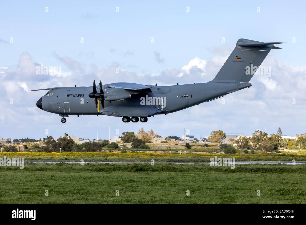 German Air Force (Luftwaffe) Airbus A400M Atlas (REG: 5441) landing ...