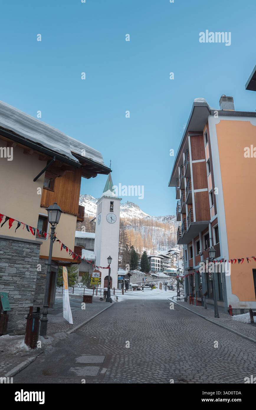 Cobblestone street alpine style hi-res stock photography and images - Alamy