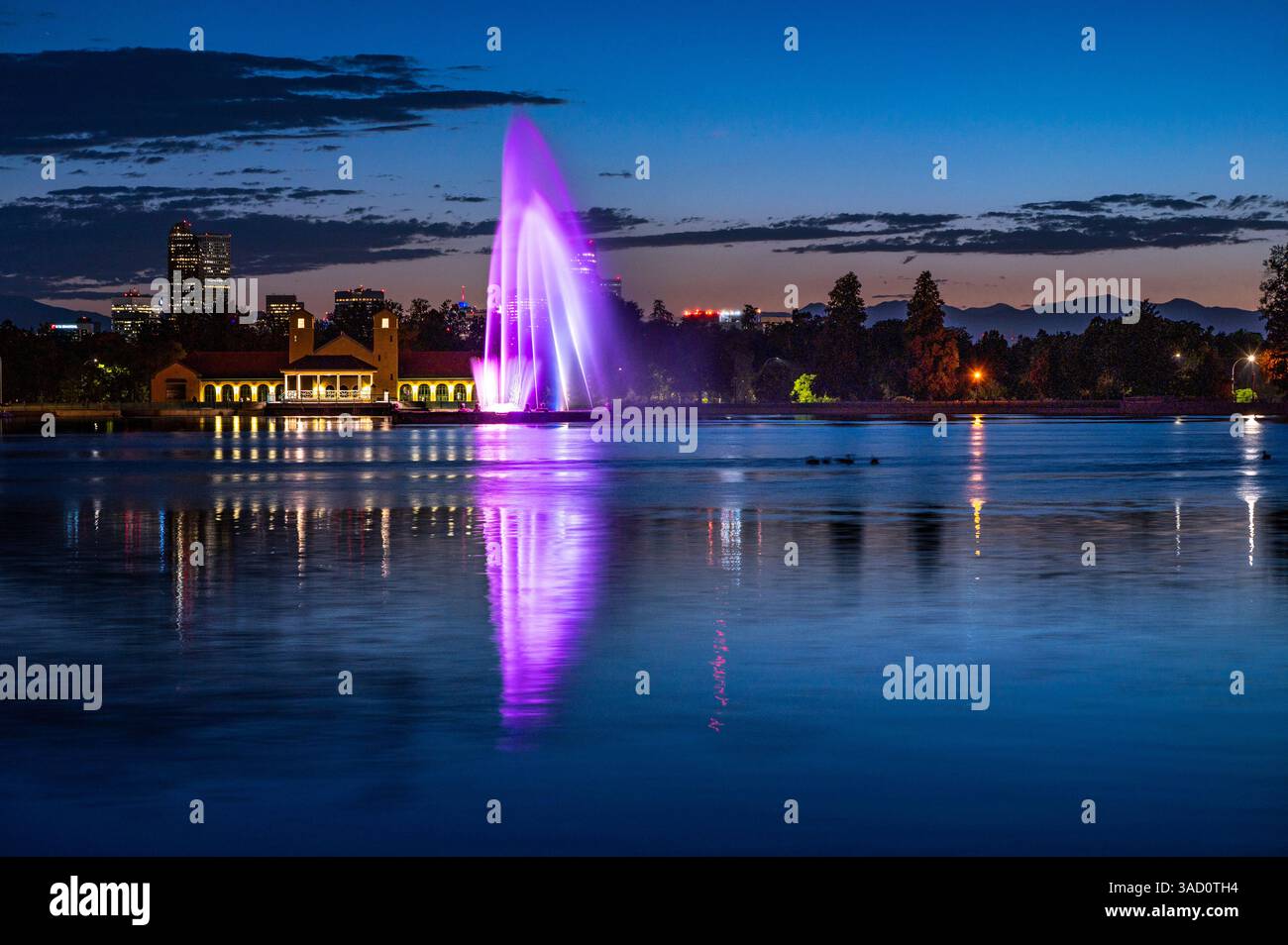 Peaceful urban park fountain hi-res stock photography and images - Alamy