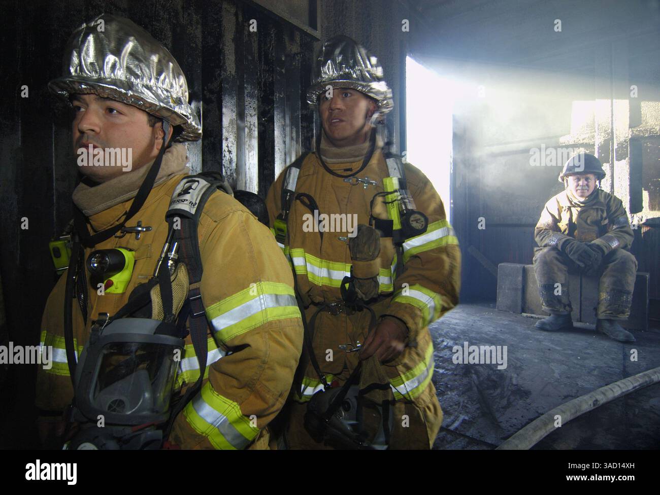 Nov. 10, 2005 - Las Vegas, Nevada, USA - Firefighters wait for a fire ...