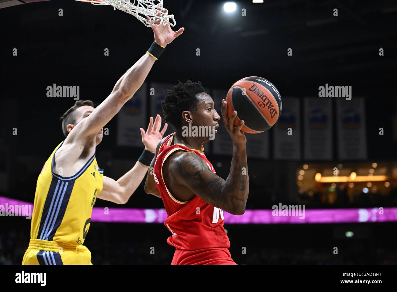 Berlin, Deutschland. 04th Apr, 2025. Saben Lee (Olympiacos Piraeus, #9 ...