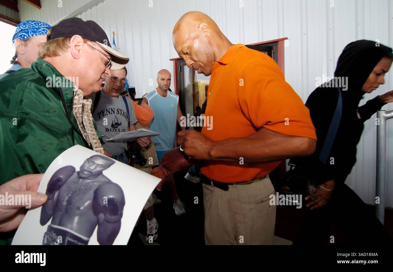 Jun. 08, 2006 - Canastota, New York, USA - Former heavyweight champion ...