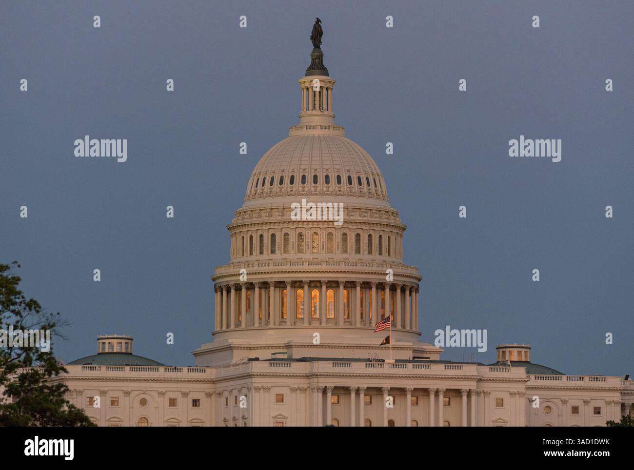 Government building columns windows hi-res stock photography and images ...