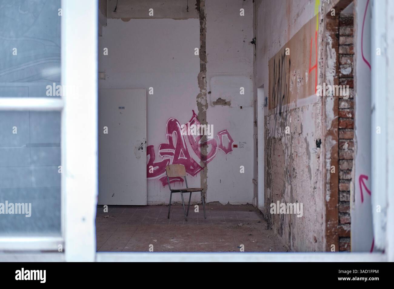 Partially underground house hi-res stock photography and images - Alamy